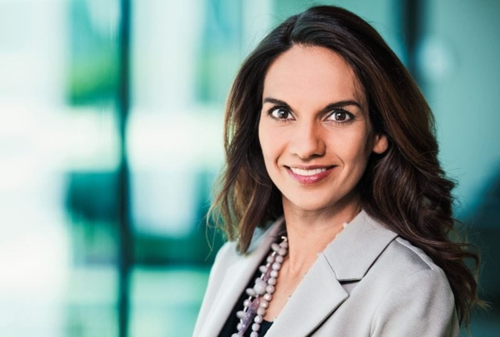 Anna Maier: Famous journalist, great story teller | Premium Speakers